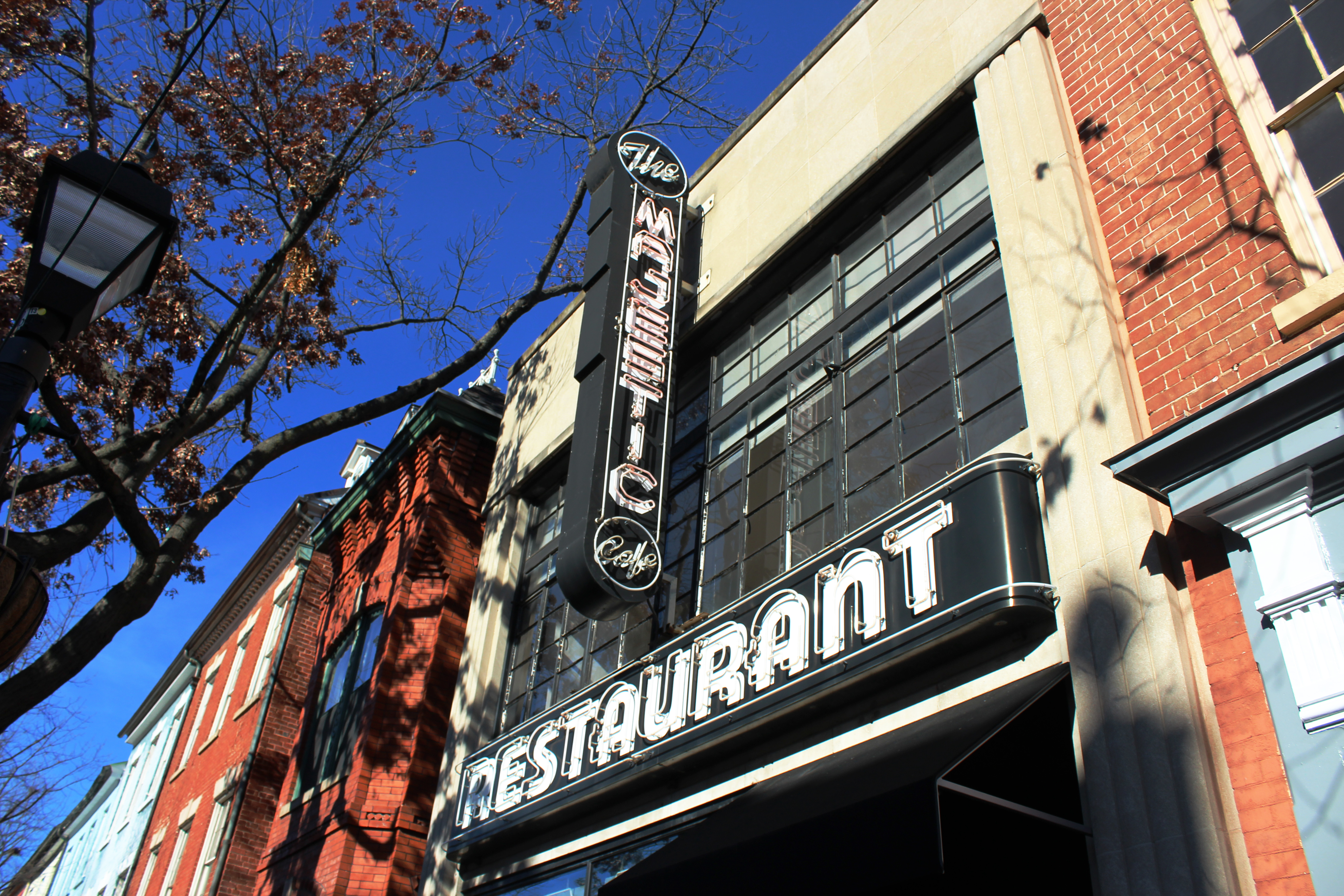 Neon Nostalgia: Northern Virginia’s Vintage Signs – Offbeat NOVA